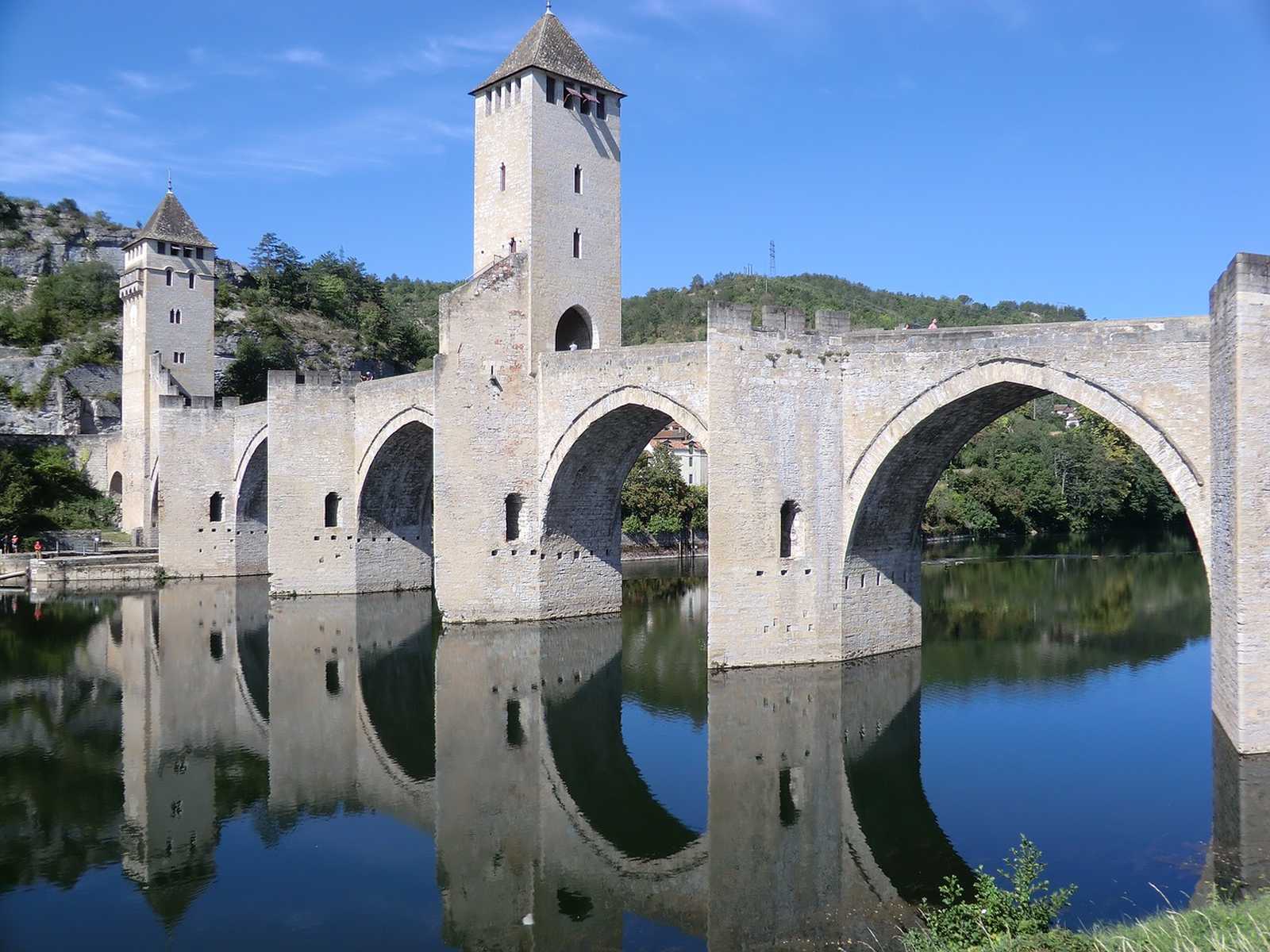 Le chemin de Compostelle de Conques à Cahors - Voyage Massif Central ...
